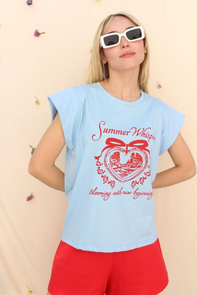 REMERA SUMMER WHISPERS CELESTE – MAIKA